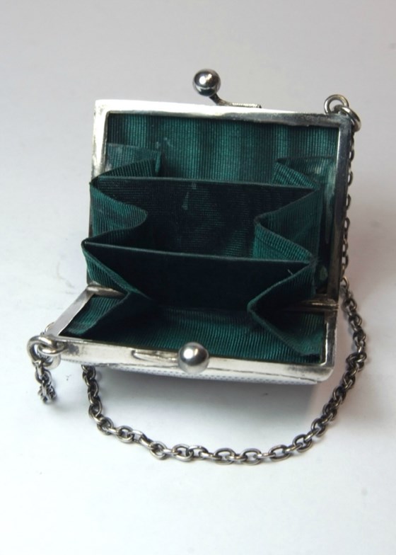Stunning Edwardian Solid Silver Purse with Green S - The Antique Collection